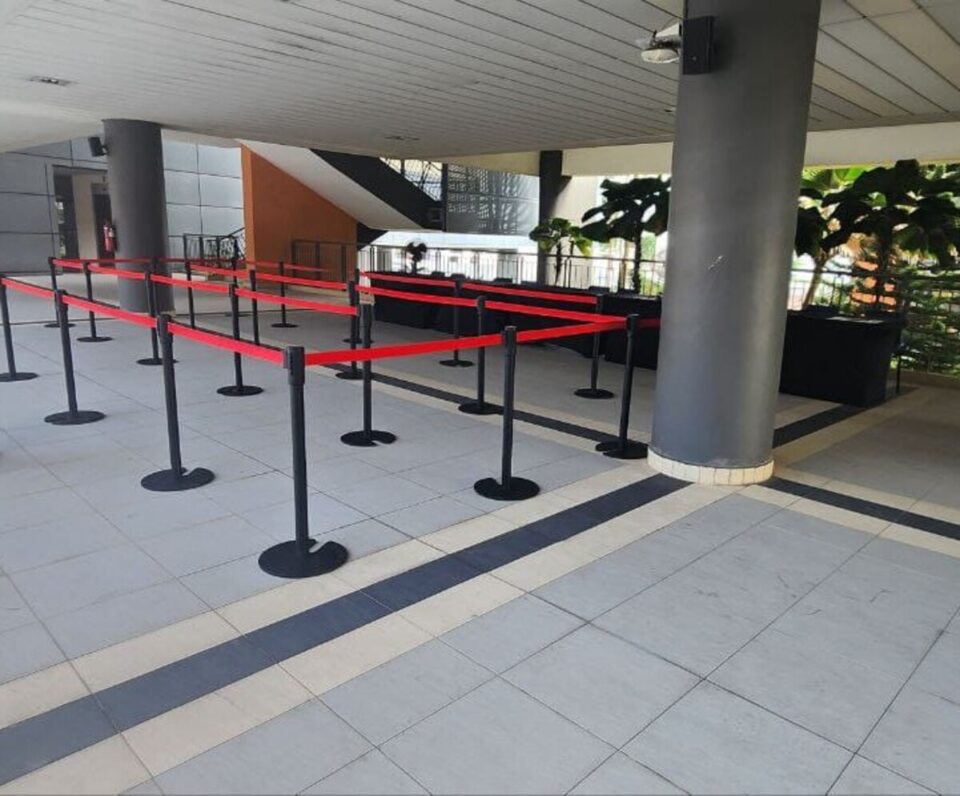 Queue Pole (U Base) | Four Legs Affair